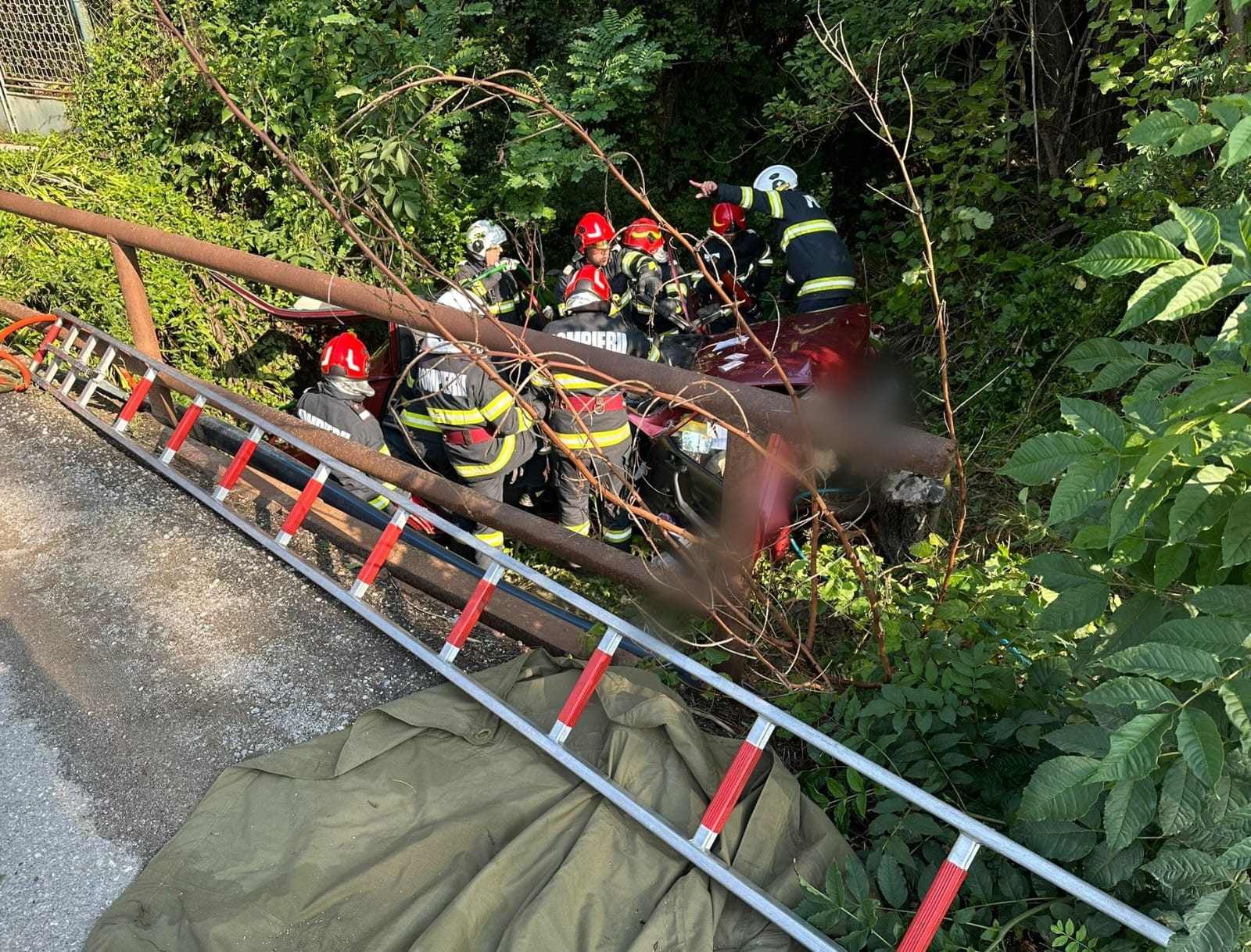 Prahova Info - UPDATE/ Autoturism căzut într-o râpă, la Breaza. Patru ...